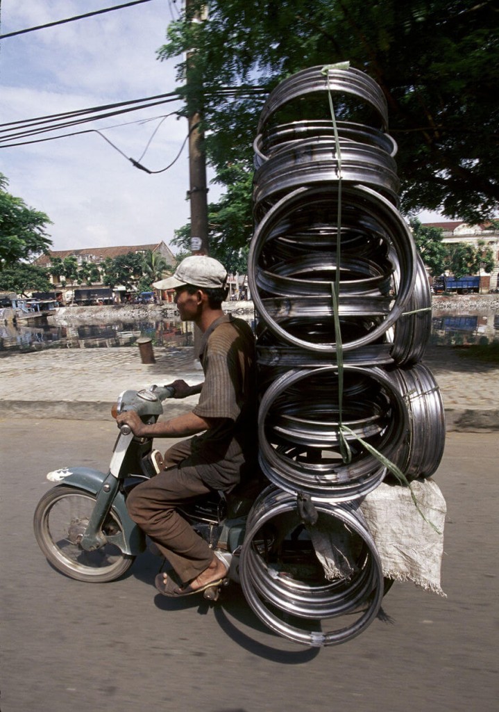 25 Overloaded Vehicles That Look Like Collapsing Every Minute