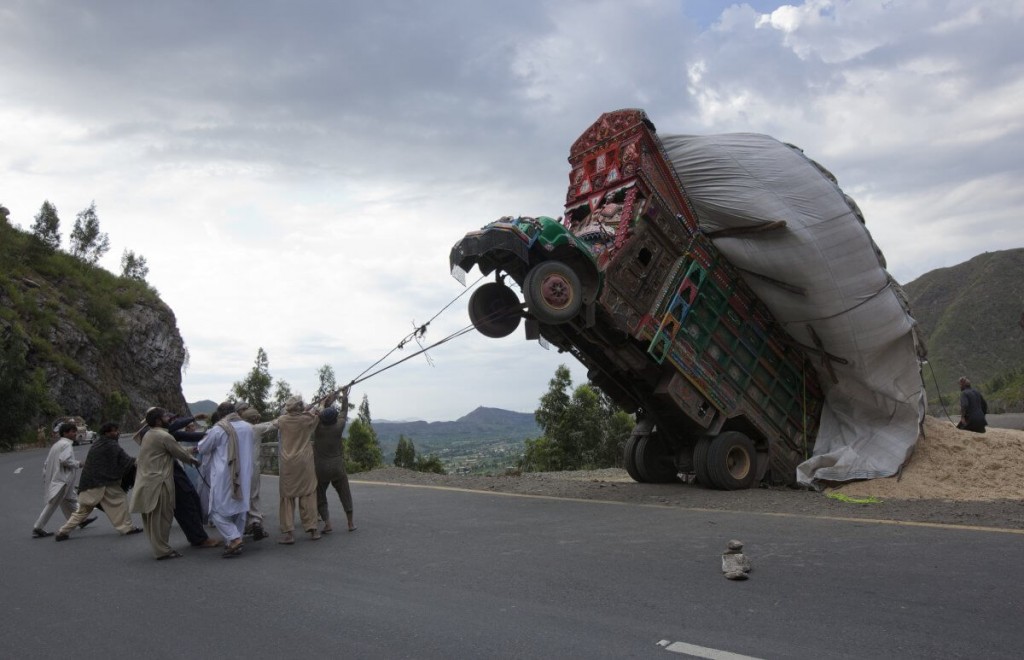25 Overloaded Vehicles That Look Like Collapsing Every Minute